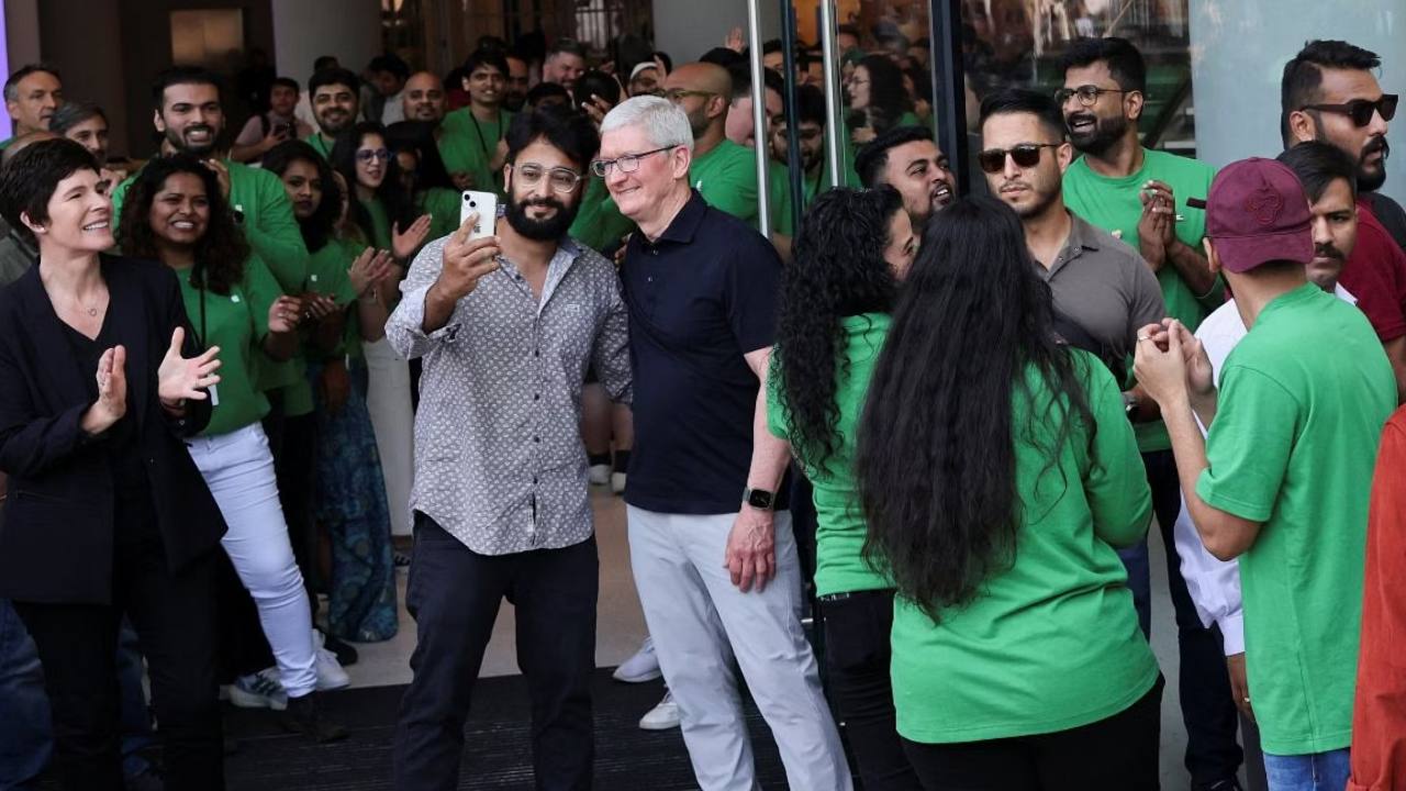 Apple Fans : ఢిల్లీ స్టోర్‌లో ఆపిల్ సీఈఓ సందడి.. టిమ్ కుక్ కాళ్లు ...